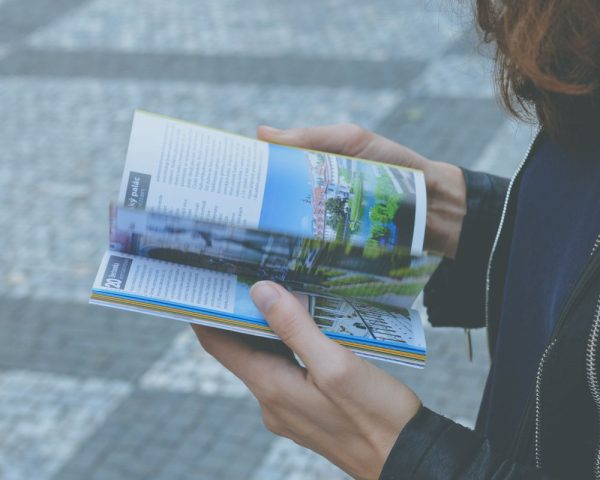 Brosur vs. Flyer: Mana yang Lebih Efektif? - Percetakan